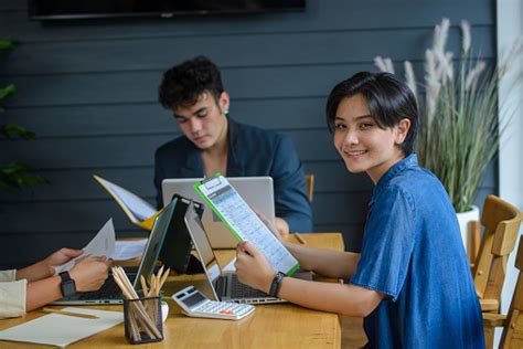 비즈니스 인력 그룹은 연례 예산 보고서를 계획하고 브레인 스토밍 회의에서 솔루션 전략에 협력합니다 사무실에서 전문 사업가와 팀의 공동 작업 전략 비즈니스 개념 12 13세에