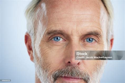 노인 초상화와 진지한 얼굴 아름다움과 몸단장이 있는 얼굴 스튜디오 배경에서 스킨케어를 하는 위생 클로즈업 피부과 및 노화 방지 화장품 관리 노인 남성 및 웰빙으로 깨끗합니다