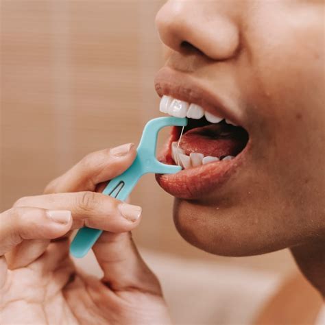 نخ دندان راهنمای کامل استفاده و فواید آن برای بهداشت دهان