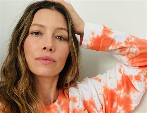 Džesika Bil Jede Hranu Pod Tušem Mondo