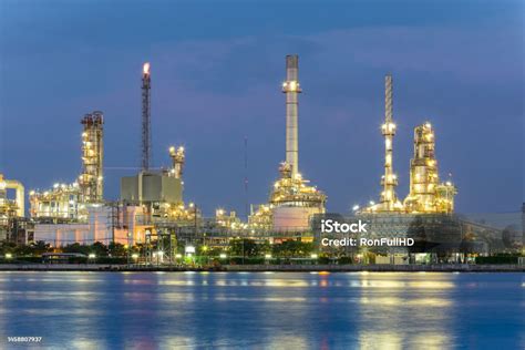 석유 가스 정제 공장 석유 생산 또는 석유 화학 공장이라고 할 수 있습니다 강관 파이프 라인 탱크를 사용한 엔지니어링 기술의 산업 공장 건설 전력 에너지 사업 폭발에 대한