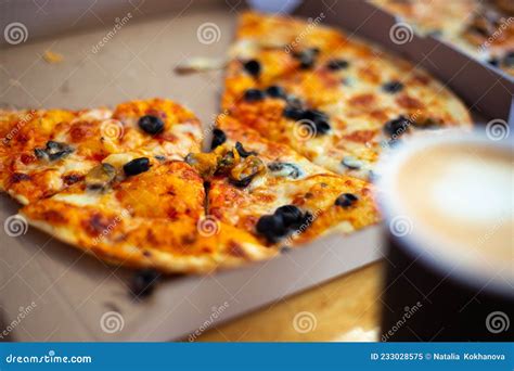 Pizza Fresca Cortada En Pedazos En Una Caja Sobre La Mesa Enfoque