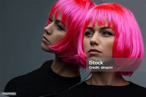 Wanita Yang Menarik Dengan Rambut Neon Merah Muda Gadis Yang Melihat Ke