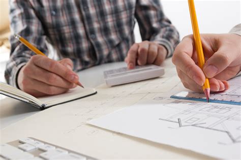 청사진 부동산 프로젝트에서 작업 하는 건축가 직장건축 프로젝트 청사진 눈금자 계산기 노트북 및 분배기 나침반 건축가 건축 개념입니다 공학 도구입니다 개념에 대한 스톡 사진