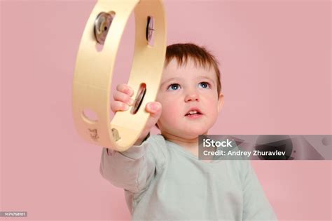스튜디오 분홍색 배경에 악기 탬버린을 가진 행복한 유아 아기 타악기로 음악을 배우는 소년 아이 나이 1 년 8 개월 18 23 개월에 대한 스톡 사진 및 기타 이미지