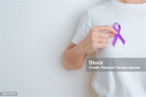 폭력 췌장암 식도암 고환암 알츠하이머 간질 루푸스 사르코이드증 및 섬유근육통에 대한 보라색 리본을 들고 있는 여성 인식의 달과 세계 암의 날 개념 10월에 대한 스톡 사진