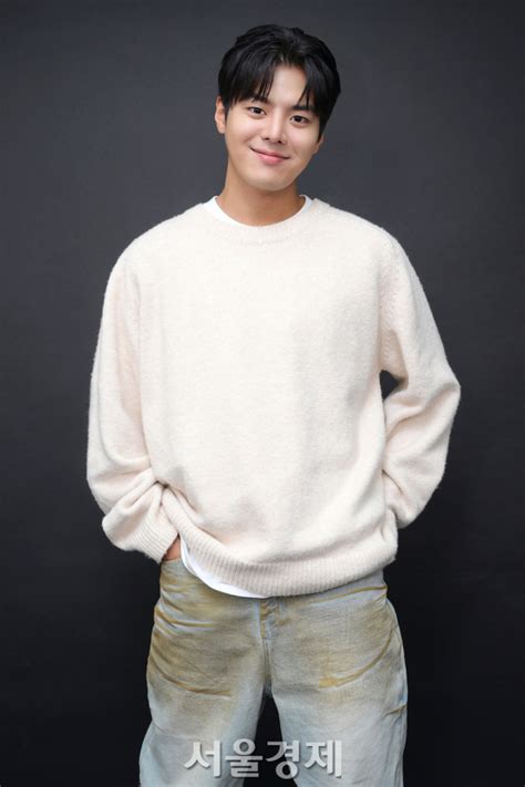 려운 추위 녹이는 미소 [se★포토] 서울경제