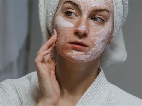 Дерматологи розповіли як правильно наносити вечірній крем на обличчя щоб він працював