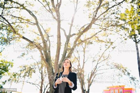 여자는 이동 중에도 작업 하는 휴대 전화를 사용 하 여 비즈니스 캐주얼 야외 공원에 대한 스톡 사진 및 기타 이미지 공원 권위 낮 Istock