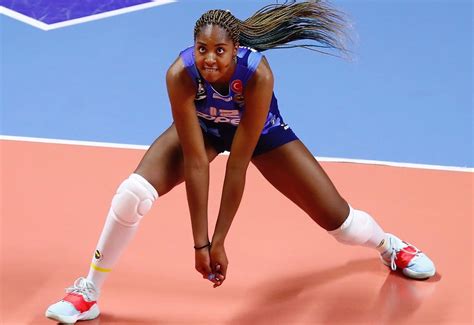 Ana Cristina é titular em vitória do Fener Web Vôlei