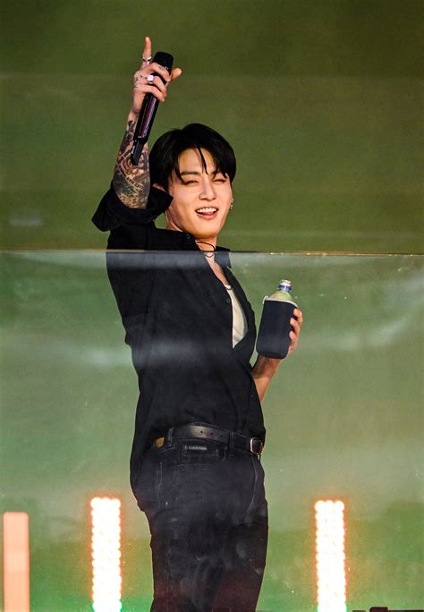 Jung Kook Surprises Army With Concert In Times Square See The Photos New Music Times