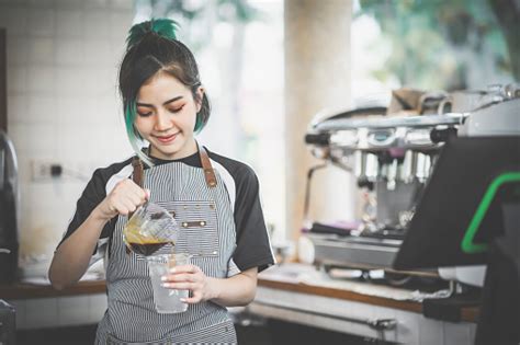커피 숍에서 커피를 만드는 아시아 귀여운 바리 스타 여자 귀여운에 대한 스톡 사진 및 기타 이미지 귀여운 기계류 기업가 Istock