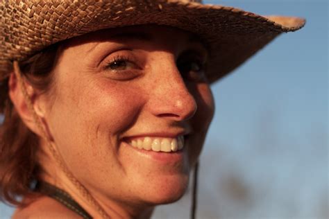 Безплатна снимка мъж човек коса модел шапка изражение на лицето прическа усмивка