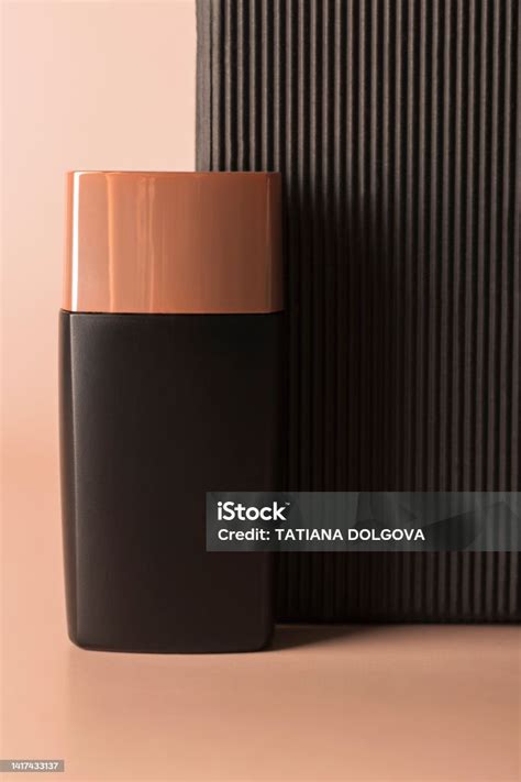 골판지 에코 종이 포장의 배경에 화장품을위한 검은 병 디자인 브랜딩 0명에 대한 스톡 사진 및 기타 이미지 0명 갈색 개념 Istock