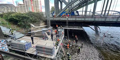 Gerüst reist mehrere Arbeiter mit in Tiefe vier teils Schwerverletzte bei Elbbrücken in