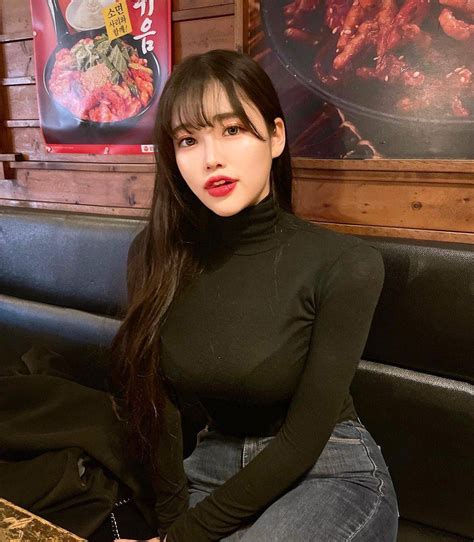 Black Turtleneck Scrolller