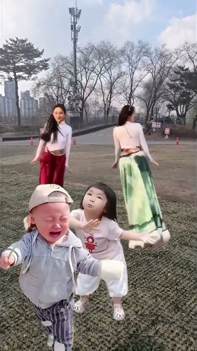 공원 인조 잔디 밭에서 전통의상 미녀들이 나타나자 꼬마 소녀는 춤을 추고 귀여운 아이는 울면서 도망가고 있다 Youtube