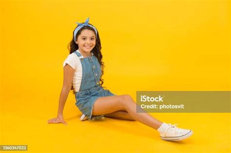 여름 의상 컨셉 소녀 긴 곱슬 머리는 휴식 앉아 패션 트렌드 작은 패시니스타 평온한 행복한 어린 시절 십대를위한 현대적인 의류 귀여운 작은 아이 패션 소녀 패션 액세서리