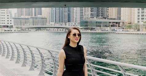 두바이 해병대에서 여행 가방을 당기는 젊은 현대 자신감 있는 비즈니스 여성 대도시에서 새로운 일을 시작합니다 사진 Unsplash의 여행 가방 이미지