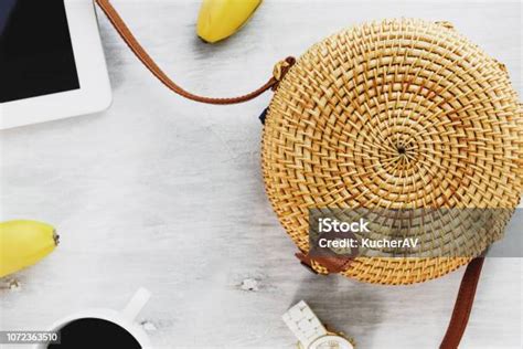 대나무 가방 흰색 나무 배경 복사 공간 여성 직장 상위 뷰 평면 배치 가방에 대한 스톡 사진 및 기타 이미지 가방 등나무 세공 유행하는 Istock