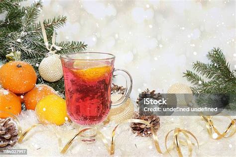 레몬과 꿀 귤과 콘 눈 조각에 장식 과 가지 텍스트 장소와 뜨거운 크리스마스 Mulled 와인 축하 를 위한 새해 카드 0명에 대한 스톡 사진 및 기타 이미지 Istock