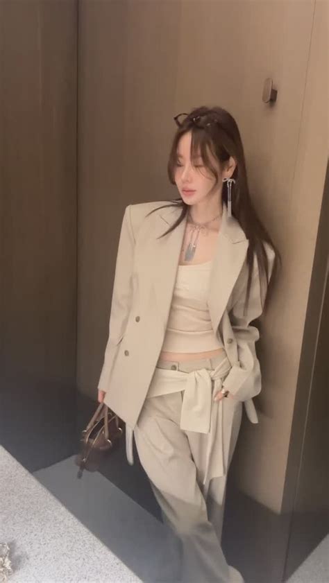 파티수 살짝 여유 있는 슬림 핏으로 예쁘고 깔끔한 실루엣을 연출해드리며 가디건과 탑이 라운드 넥으로 이루어져 넥 라인을 편안하게 잡아주며 적당한 슬림 핏이 날씬 해