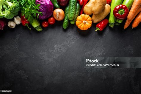 검은 부엌 테이블에 신선한 생 야채요리 배경 건강한 채식 음식 개념 평평한 평신도 구성 최고 전망 검은색에 대한 스톡 사진 및 기타 이미지 Istock