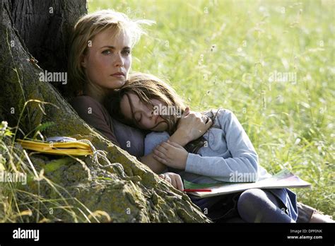 Jul 06 2006 K48524es Tv Film Still Radha Mitchell Rose And Jodelle Ferland Sharon In