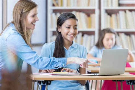 4900 Middle School Teacher Foto Stok Potret And Gambar Bebas Royalti