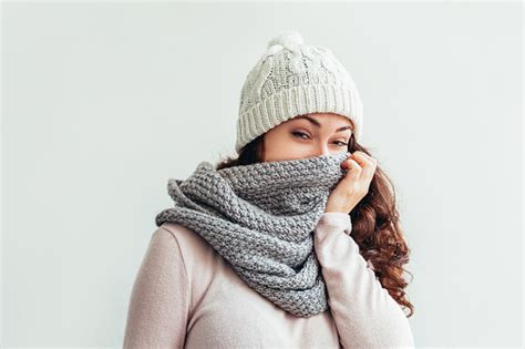 흰색 배경에 고립 된 따뜻한 옷 모자와 스카프를 입고 웃는 소녀 개념에 대한 스톡 사진 및 기타 이미지 개념 건강한 생활