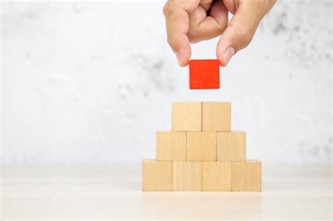 Ramasser à La Main Des Blocs De Jouets En Bois De Cube Carré Empiler La
