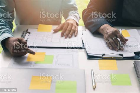 스마트 폰 응용 프로그램 레이아웃 프로토 타입 프로젝트에 설계 Ux 또는 Ui 디자이너 계획에 대한 스톡 사진 및 기타 이미지 계획 2명 개발 Istock