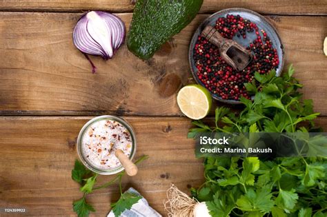 신선한 파 슬 리와 붉은 후추 바다 소금 및 향신료 파란 양파와 라임입니다 아보카도 소스를 위한 성분입니다 최고의 볼 수 있습니다 Chimichurri에 대한 스톡 사진 및