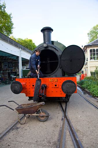 증기 기관차 Ko 통관 주시나요 핫 Coals 기차에 대한 스톡 사진 및 기타 이미지 기차 대중 교통 떨어짐 Istock