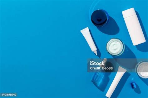 파란색 배경에 파란 빛으로부터 가제트로부터 보호하는 스킨 케어 화장품 메이크업 화장품에 대한 스톡 사진 및 기타 이미지 메이크업 화장품 Brand Name Smart