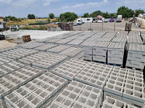 Бетонни изделия тухли блокчета шапки капаци Строителни материали Труд БЕТОННИ ТУХ