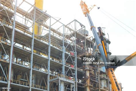 파이프 기둥 난간 계단 및 장비가있는 대형 신산업 석유 정제 석유 화학 플랜트의 강력한 건설 크레인으로 건설 및 설치 작업 설치에 대한 스톡 사진 및 기타 이미지 Istock