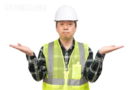 유토이미지 안전모자를 쓴 중년의 남자 노동자