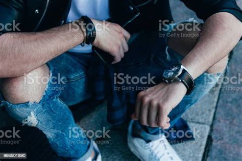 남자는 시간을 확인합니다 비정형된 청바지와 검은 자 켓 거리 스타일 시계 남자의 손입니다 반면에 스마트폰 보유 하 고 가죽에 대한 스톡 사진 및 기타 이미지 Istock