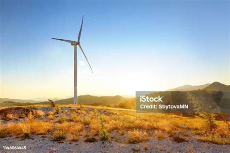 재생 가능 전기 에너지 생산을 위한 발전소의 모습 화창한 여름날 풍차 발전 전기를 위한 높은 바람 터빈 0명에 대한 스톡 사진 및 기타 이미지 Istock