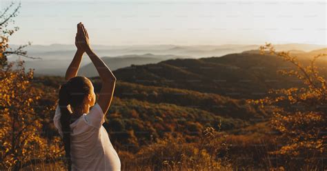 출산 시간에 자연과 조화를 이루는 영적 정서적 개념 해질녘 언덕에서 야외에서 요가를 연습하는 임산부 놀라운 가을 산의 전망 사진 Unsplash의 바깥 이미지