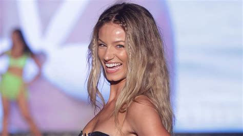Berkley Wright Membawa Mermaid Core Ke Pertunjukan Si Swimsuit Runway