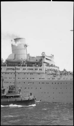 Troop Ship Queen Mary Sydney Harbour 1940 6 [picture]