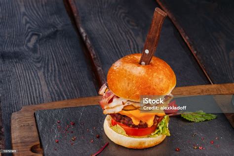 햄 쇠고기와 체 다 치즈와 함께 소박한 나무 보드 나이프와 육즙 햄버거 0명에 대한 스톡 사진 및 기타 이미지 0명 건강에 좋지 않은 음식 건강한 식생활 Istock