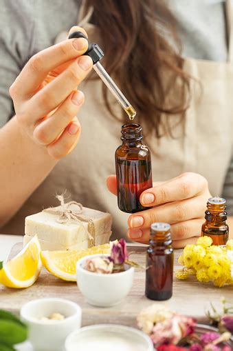 전문 화장품 연구를 수행하는 여성 피부과 천연 유기농 성분의 개념 에센셜 오일 허브 과일 채소 추출물 내츄럴 한 보습 본체 얼굴 관리 0명에 대한 스톡 사진 및 기타 이미지