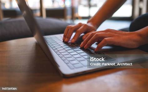 노트북 컴퓨터 키보드에 타이핑하는 손의 클로즈업 이미지 35 39세에 대한 스톡 사진 및 기타 이미지 35 39세 가정