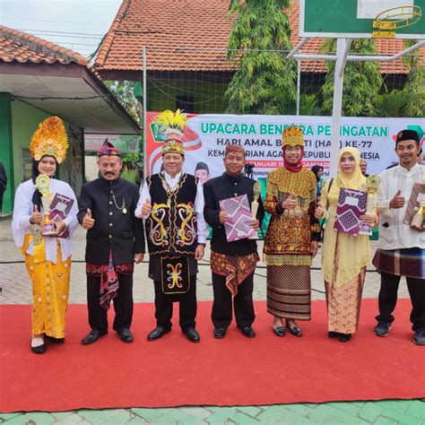 Guru Dan Pegawai Man 1 Gresik Kenakan Pakaian Adat Nusantara Dalam Mengiktui Hab Kemenag Ke 77