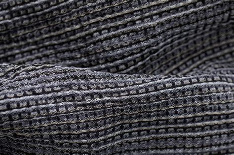 유기농 와플 린넨 수건 대나무 칫솔 현대적인 욕실 인테리어의 회색 색조의 욕실 제로 폐기물 액세서리 데일리 바디 케어 스파 및 웰빙 제로 폐기물 욕실 개념 개념에 대한 스톡