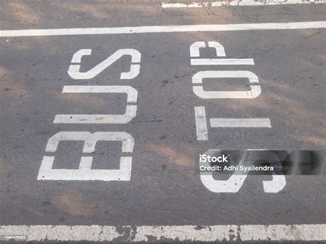 버스 정류장 앞 도시 아스팔트 도로에 줄이 있는 흰색 짧은 문구 텍스트 단어 버스 정류장 붓에 대한 스톡 사진 및 기타 이미지 붓 컴퓨터 글자 0명 Istock