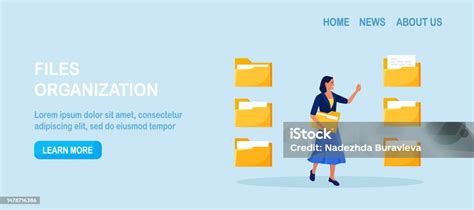 여자는 카탈로그에서 문서를 검색하고 폴더의 내용을 검색합니다 데이터베이스에서 파일 및 문서 구성 전자 파일 정리 서비스 데이터 아카이브 저장 및 정보 인덱싱 개인 장식품에